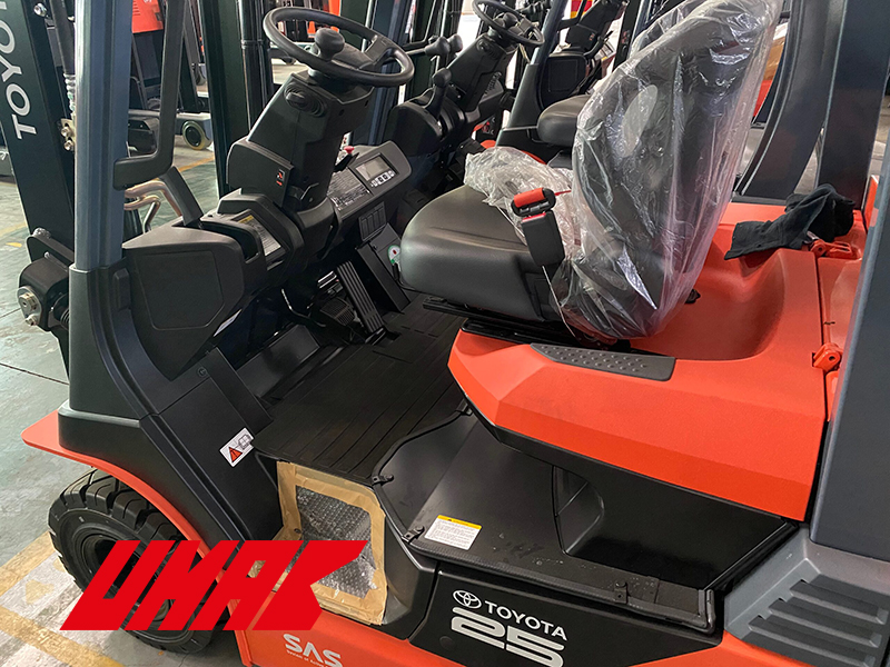 Toyota 8FB25 electric forklift Genuine